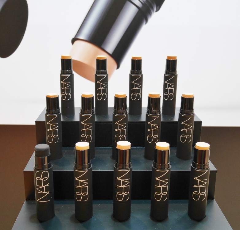 ソフトマット肌【NARS】スティックファンデは外出先でのお直しも簡単！ | JJ